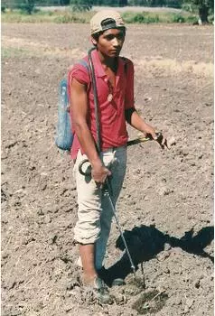 เด็กชายในกัวเตมาลาเผยแพร่สารกำจัดศัตรูพืชโดยไม่มีเสื้อผ้าและหน้ากากป้องกัน