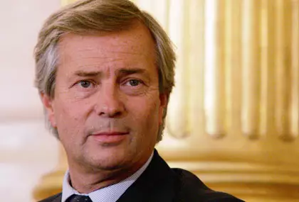 Vläicht ass seng Héich-Speed ​​Ried op de Vincent Bollore Milliarde, deem seng Firma, huet déi verfügbare Donnéeën, investéiert vun de Schwaarzen an der Blubumen a produzéiert besonnesch.