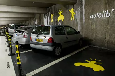 Abans de prendre un cotxe, els conductors haurien de registrar-se a l'oficina AutoLib al centre de París o als quioscos situats a prop de les estacions de lloguer.