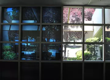 ინტელექტუალური ფანჯრები შეცვალეთ გამჭვირვალობა ქუჩაში ტემპერატურაზე