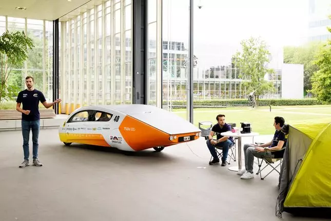 Сончевиот автомобил служи како батерија на тркала