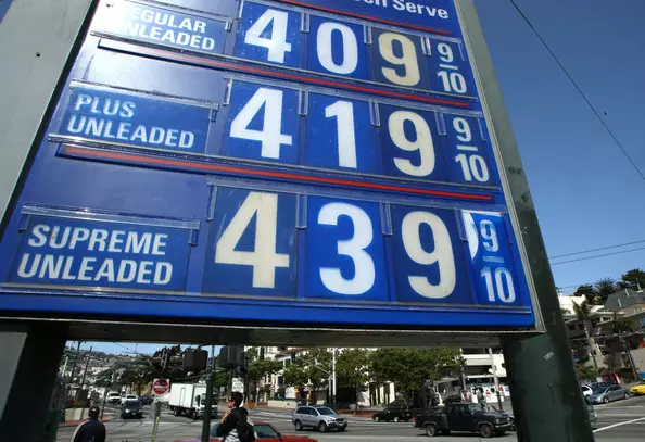 Benzine prijzen bepalen de uiteindelijke kosten van de werking van de auto