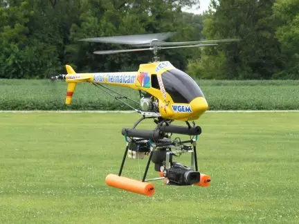 Irrati-kontrolari buruzko helikoptero kamerarekin