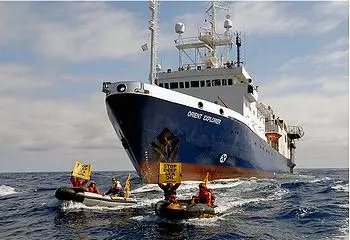 Seismiska Explorer seismiska fartyg närmar sig de uppblåsbara båtarna Greenpeace Nya Zeeland under en proteståtgärd mot djuphavsoljeproduktion vid Nya Zeeland East Cape den 10 april 2011. (Foto av Malcolm Pullman Courtesy Greenpeace Nya Zeeland)