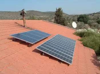 Alternatif yang baik ialah pembinaan loji tenaga solar di atas bumbung rumah