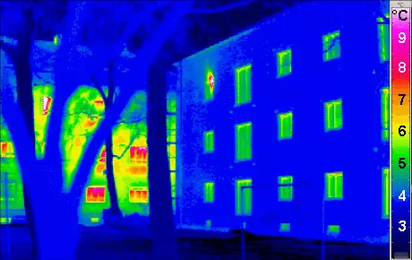 Passivhaus 빌딩 (왼쪽)의 벽은 더 추워집니다. 그런 다음 에너지가 내부에 저장됩니다.