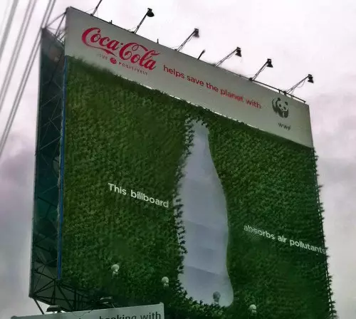 Kasvien mainostaulu Coca-Colasta ja WWF: stä