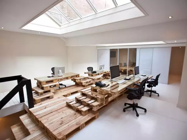 Стильний офісний неформат з дерев'яної тари