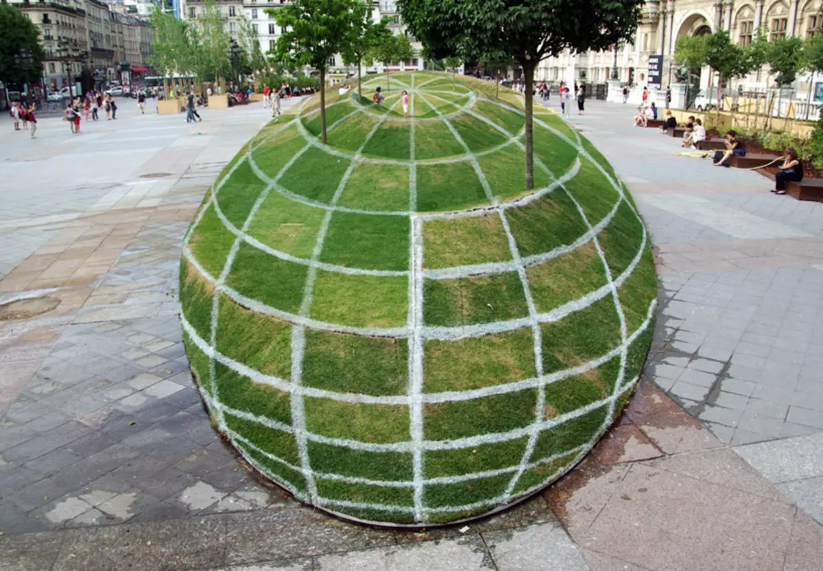 Green globe - optical illusion in the very center of Paris