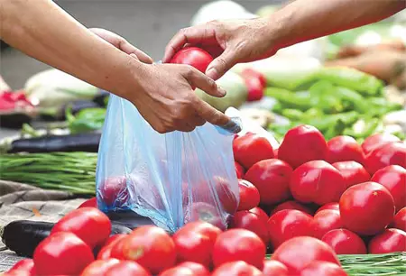 A legnehezebb kezelni a műanyag csomagot a piacokon