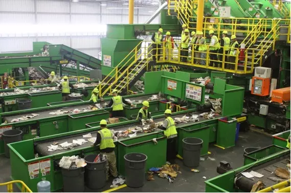 عملية فرز النفايات في المصنع