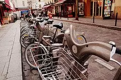 Ομορφιά του Παρισιού σε ένα ποδήλατο