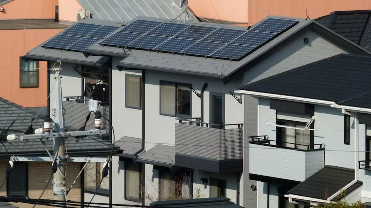 Solpaneler på takene i husene i Japan