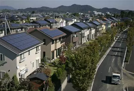 Jepang, panel solar ing atap omah