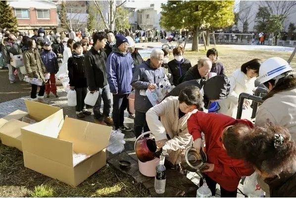 Mensen opgesteld voor drinkwater (Corimia, City in Fukushima Prefecture)