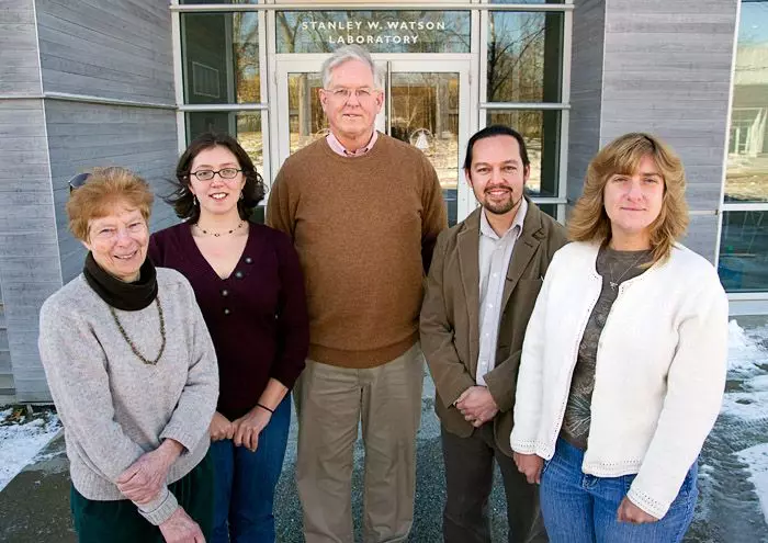 Дослідники з Лабораторії Стенлі У. Уотсона - зліва направо - Фредеріка Валуа, Ерін Бертран, Джон Уотербери, Мак Сайто, Дон Моран