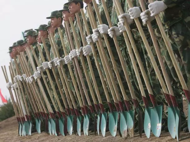 60 000 Kinijos kareivių augs medžius kovai su oro tarša