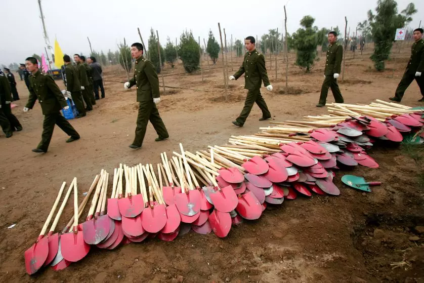 60,000 चीनी सैनिक वायू प्रदूषण टाळण्यासाठी झाडे लावतील