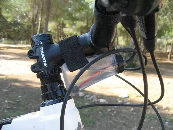 Som en del av den faktiske sprøyten, som er festet på rattet på sykkelen, så vel som en liten vanntank.