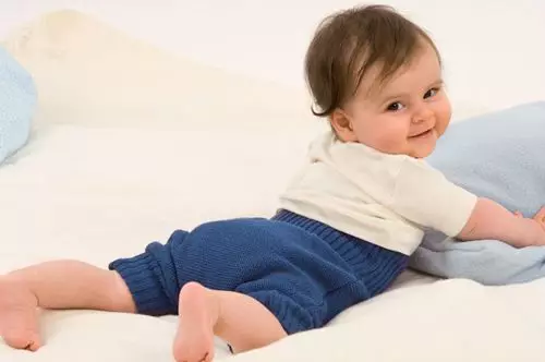 Yün pantolonunda disana, çocuk bebek beziden çok daha rahat hissediyor
