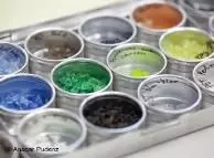 Mahlen von Kunststoffabfällen sortiert nach Farben