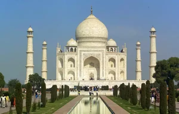 Taj Mahal is cleaned from modern garbage 5903_1