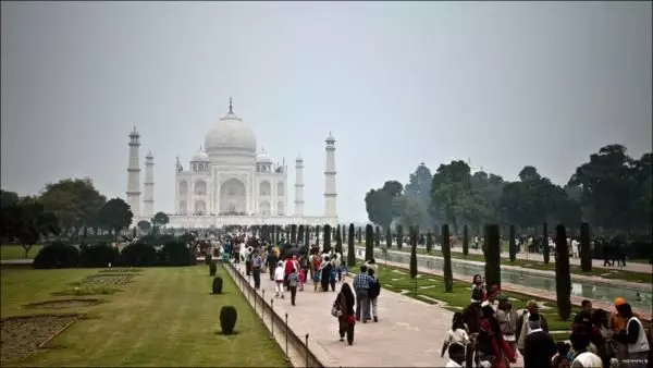 Taj Mahal wordt schoongemaakt van moderne vuilnis 5903_2