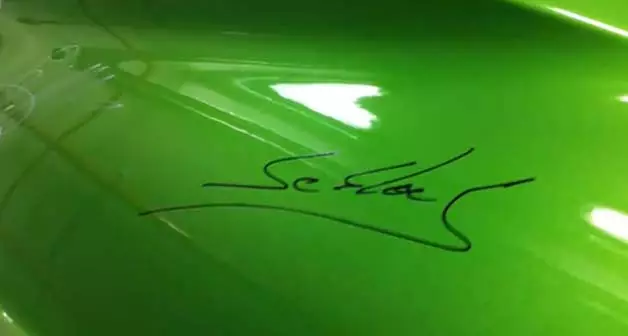 Pittura di Schumacher su Tesla Roadster