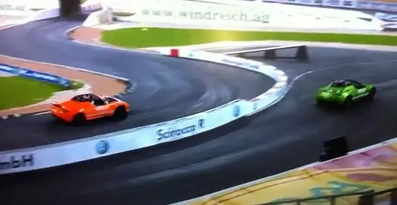 Corsa parallela sulla macchina elettrica Tesla Roadster