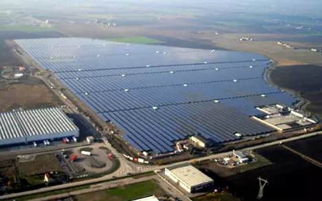 Den største solenergi stasjon i Europa i Italia på Photo Galvanic Elements