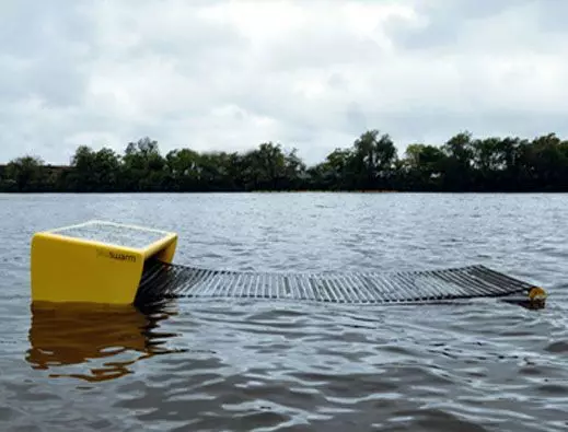 Windarm - Reunió de robot d'oli amb superfície d'aigua