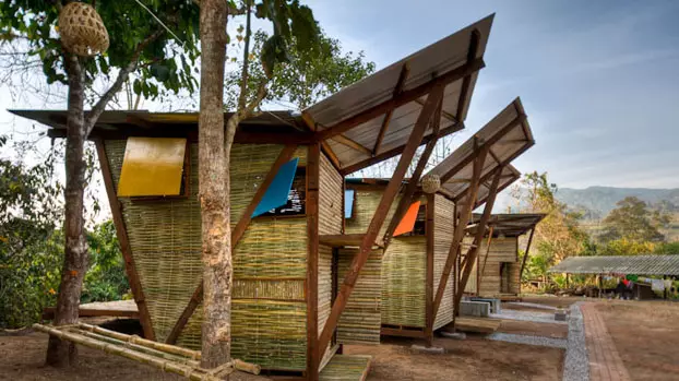Casa-papallones - Habitatge ecològic i refugi per a orfes