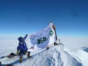 350.org Flagge auf einem Gletscher