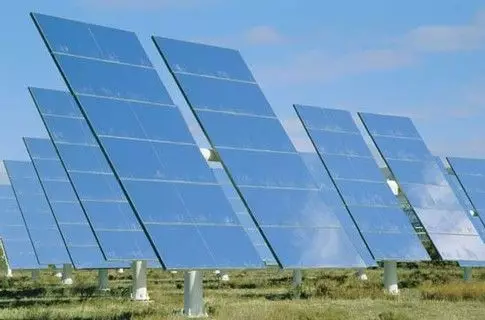 Konstruksi tanduran tenaga solar ing Crimea terus