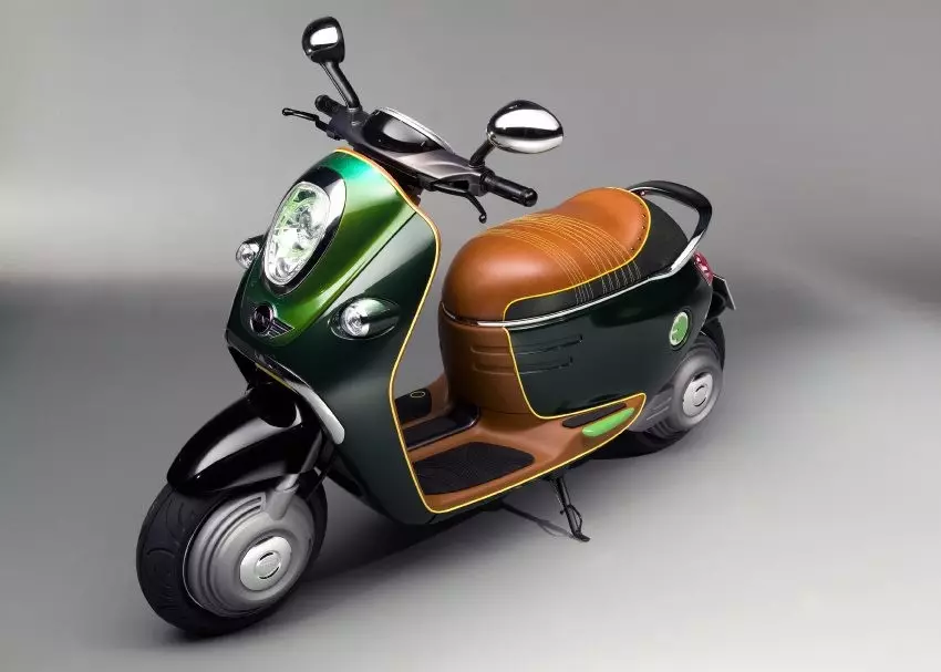 BMW Qhia Mini Scooter E Electric Tsav Brougague nyob rau Eve ntawm Auto Kev Pib Qhia Hauv Paris