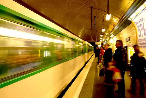 Parīzes metro dos tuvējās mājas