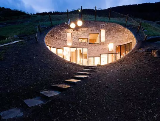 Zapanjujuća podzemna kuća u Velici, Švicarska