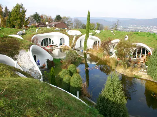 Skjulte huse i bjergene blandt græs, Schweiz