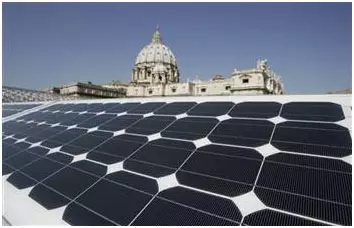 Pope valaau i turisi e mafaufau ai "Green" ma faʻapipiʻi laplar panels