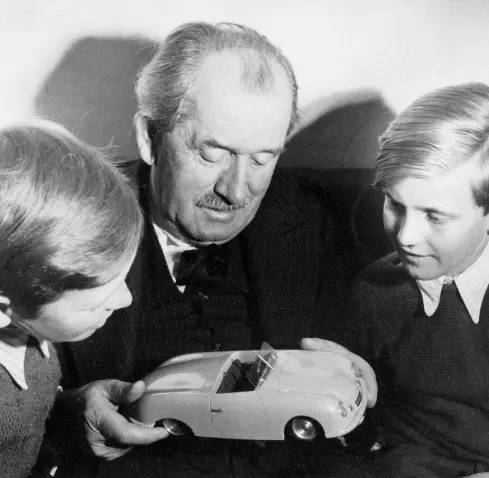 Ferdinand Porsche con su hija e hijo.