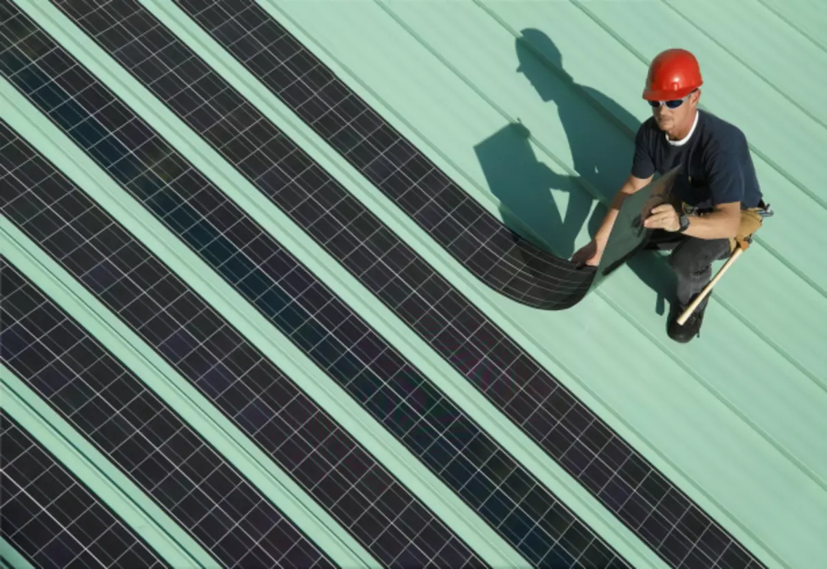 Panel solar fleksibel ing atap