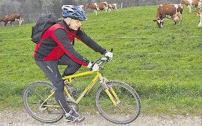 الوزير سويسرا uli maurer ركوب الخيل