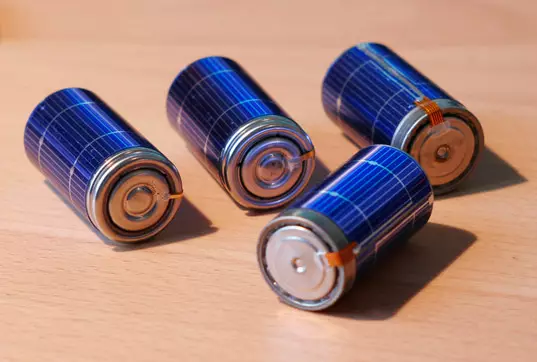 Sels útdaagjende batterij yn 'e sinne-wrapper