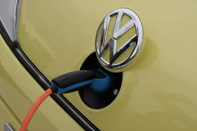 Steckdose unter dem VW-Symbol verborgen