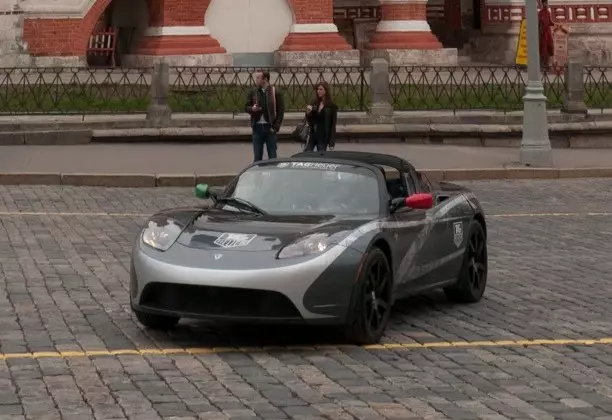 Tesla Roadster en Rojo Square