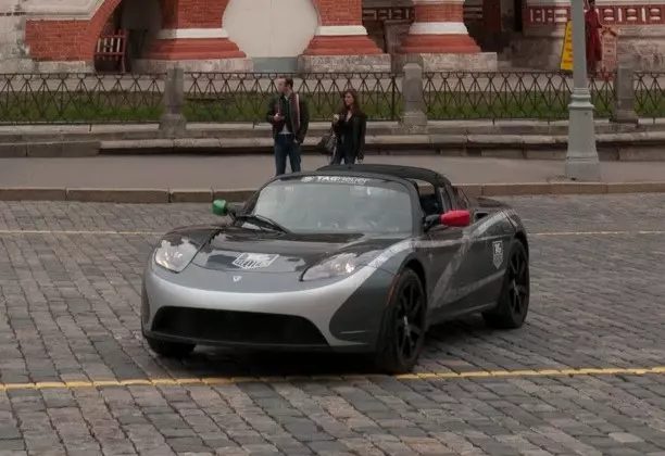 Tesla Roadster នៅលើការ៉េក្រហម