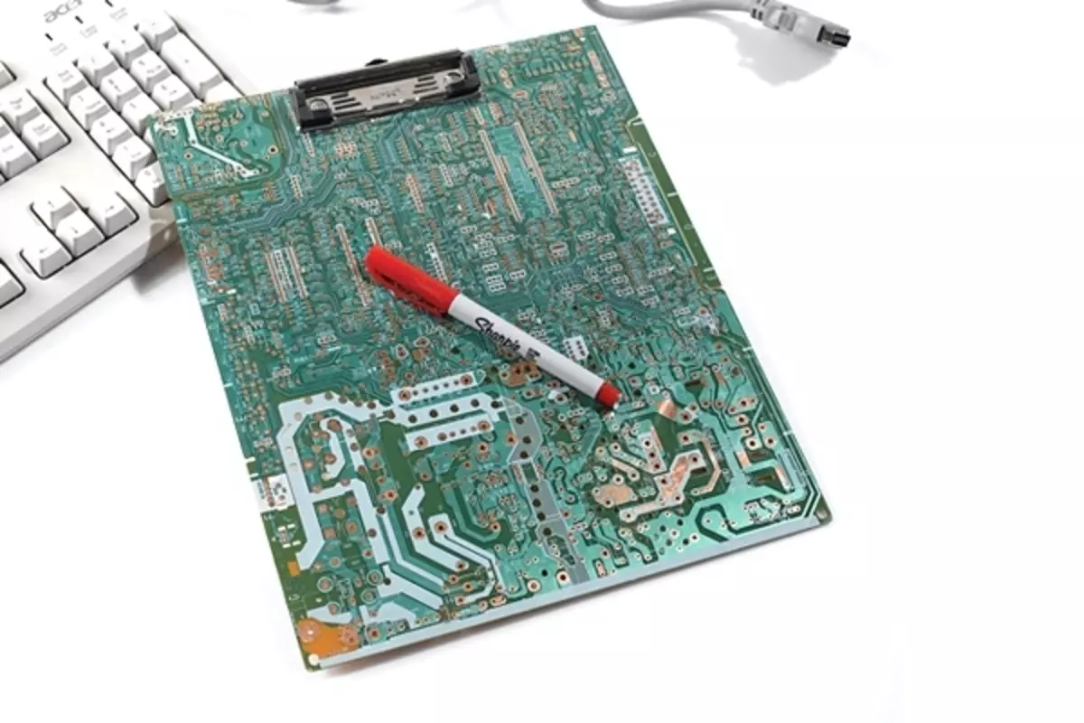 Máy tính bảng với giấy cắt từ bo mạch chủ