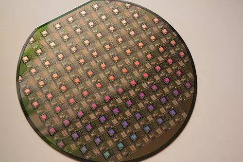 Một tấm silicon có thể chứa hàng chục chip đã hoàn thành
