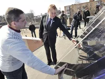 I Lviv, déantar an linn snámha scoile a théamh le bailitheoirí gréine