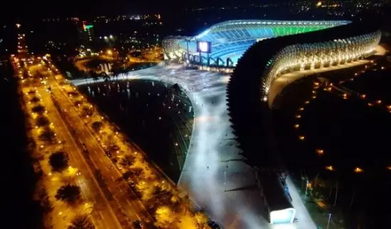 Stadion sončne energije v nočni razsvetljavi